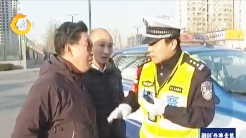 出行注意安全!男子骑电动车走机动车道,交警拦停进行安全教育