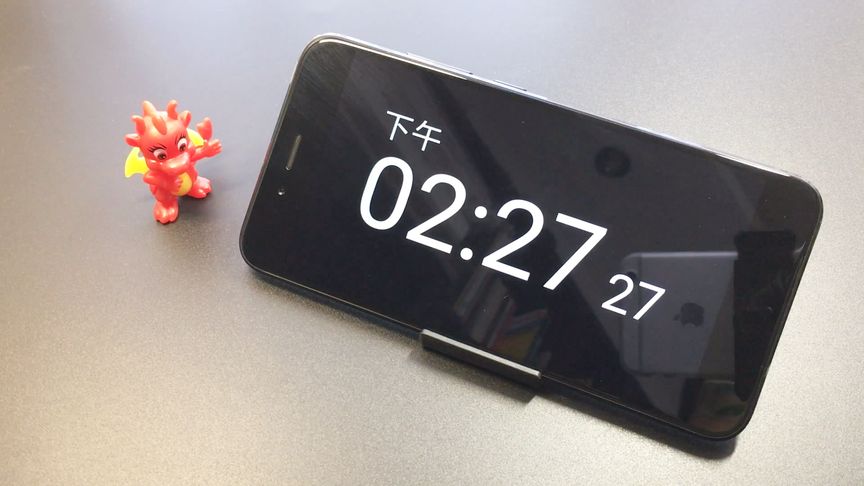 旧手机不要丢掉,很简单就能做成一个电子时钟,放在桌上太好看了