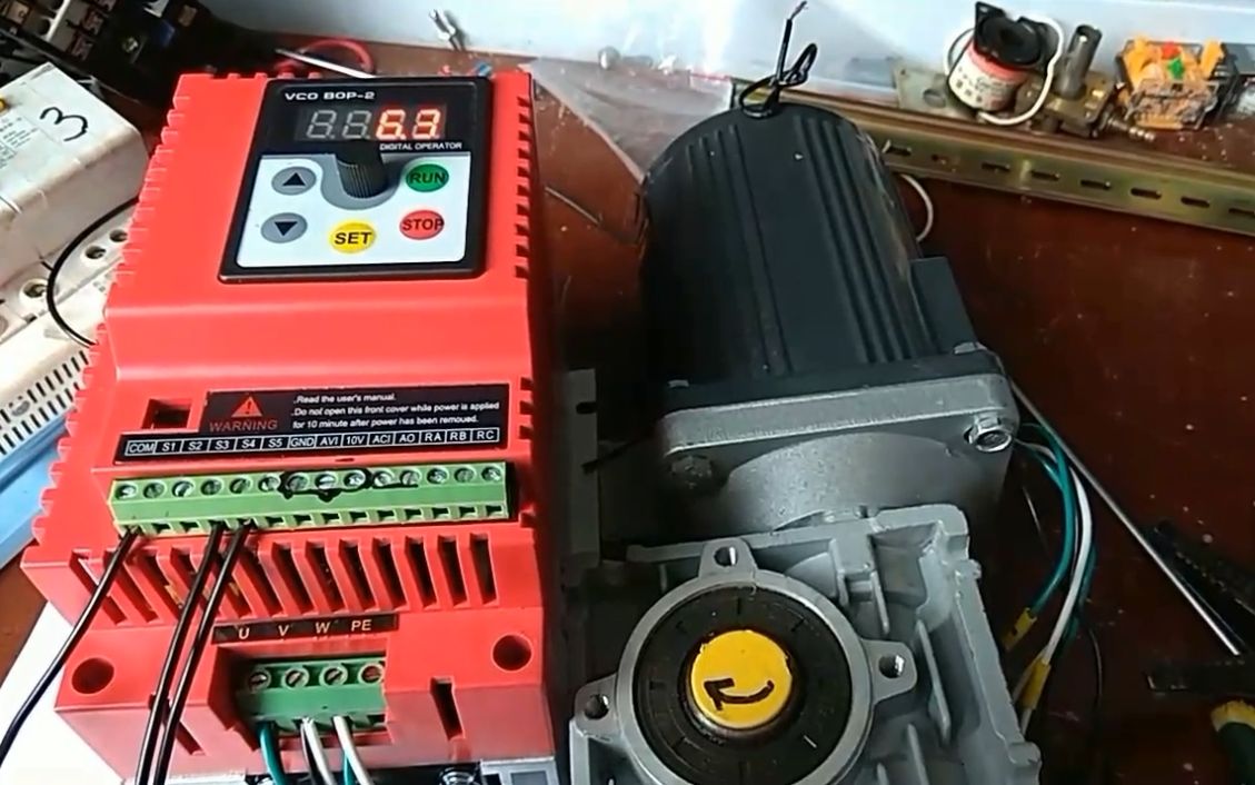 变频器怎么点动控制电机正反转?主要设置2个端子参数