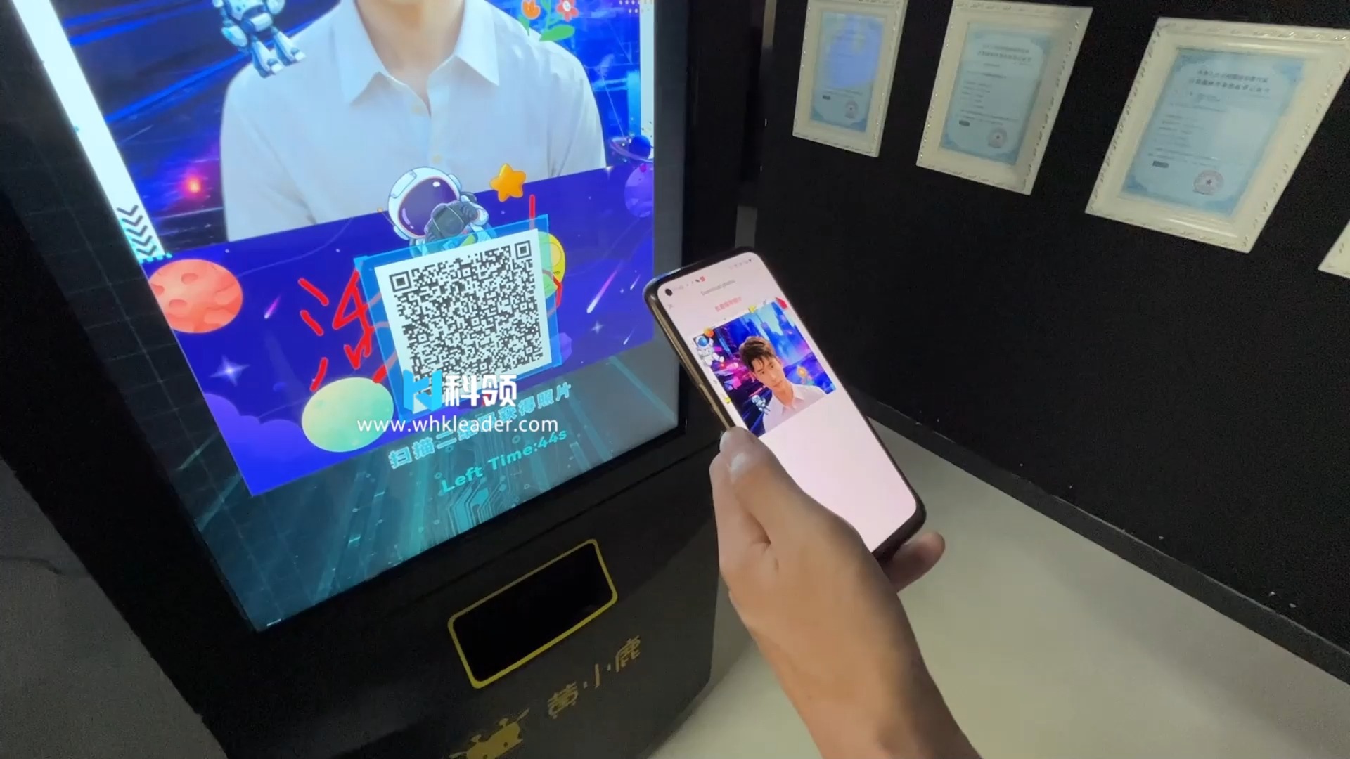 酷炫创意签到墙:参展者签名AI智能拍照留念,上传签到签到墙面展示!