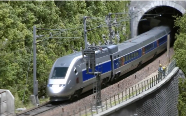 精密!来自法国的高度仿真火车模型场景