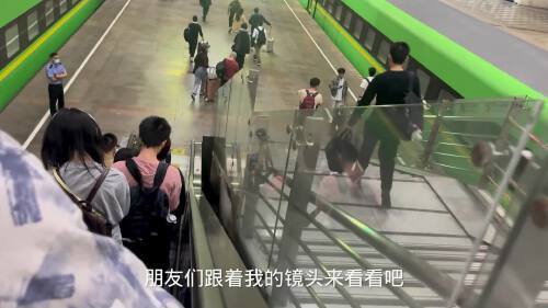 晚上在南京站南广场坐动车到北京,大哥看到坐这趟火车的旅客满多