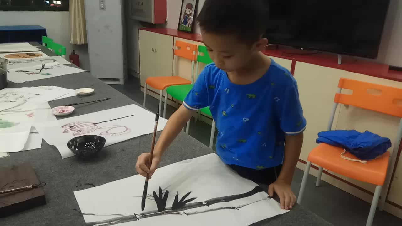 六岁孩童学画吴昌硕大师竹子