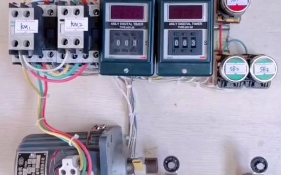 零基础电工知识分享,小车延时自动往返线路(附实物接线图)。