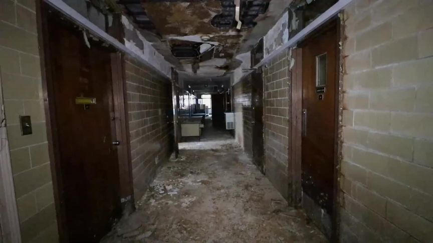 一座废弃生化实验室,里面还保留大量设备,电脑竟然还能使用