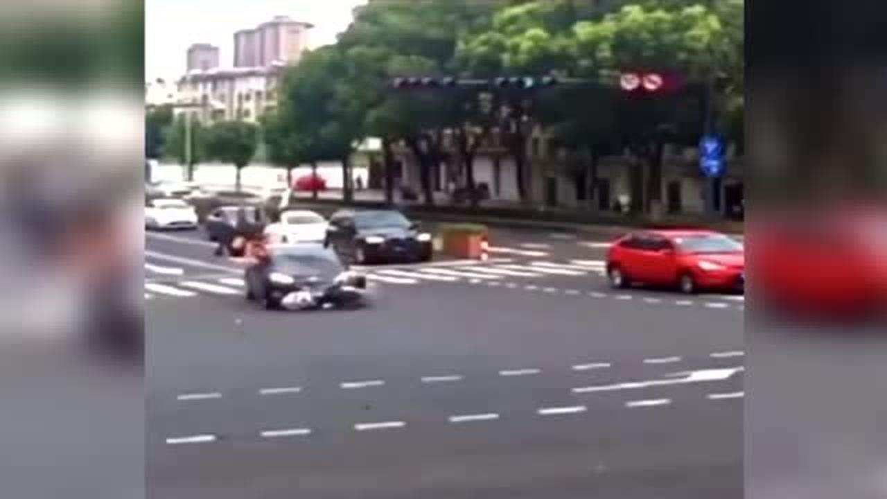 浙江一学生骑车闯红灯被撞飞空中翻滚后昏迷 责任认定引发热议