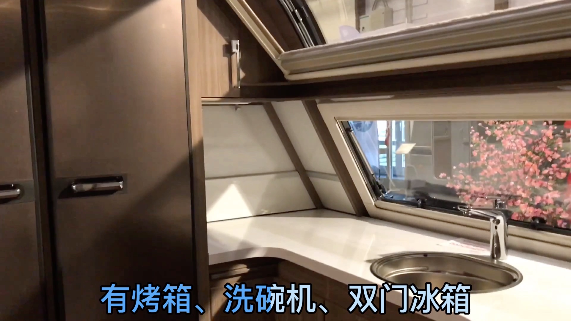 欧洲最大拖挂房车,两层楼设计,晚上躺在露台上看星星,十分惬意!