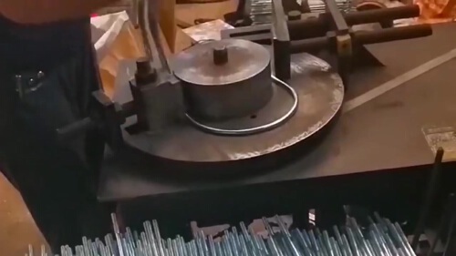 村里的加工机器专门用来加工U形管,加工速度真是太快了