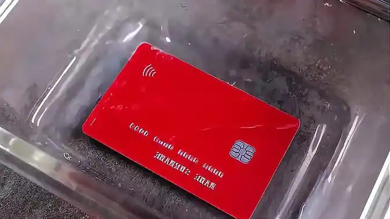 真是脑洞大开,男人用银行卡制作一款戒指银行卡,太牛了