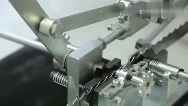 几台自动化设备现场加工,效率非常高,太赞了!