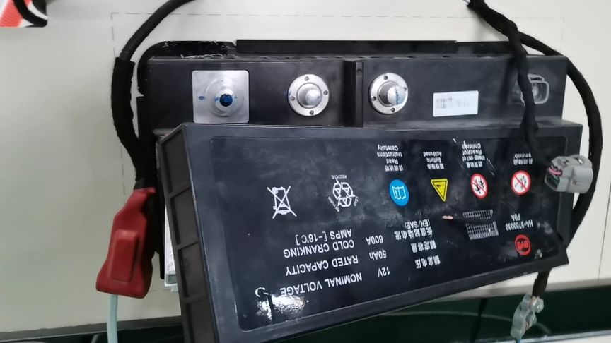 比亚迪秦混动低压电池炸裂