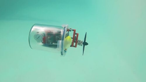 用玻璃瓶制作潜水艇,上浮下沉很给力,什么原理?