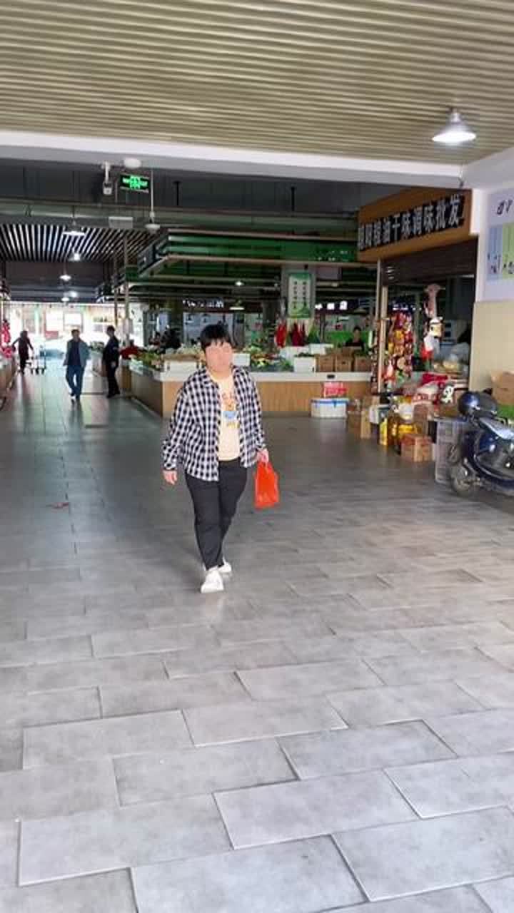 .才吃了一只皮皮虾,这值吗吃皮皮虾姐弟搞笑.