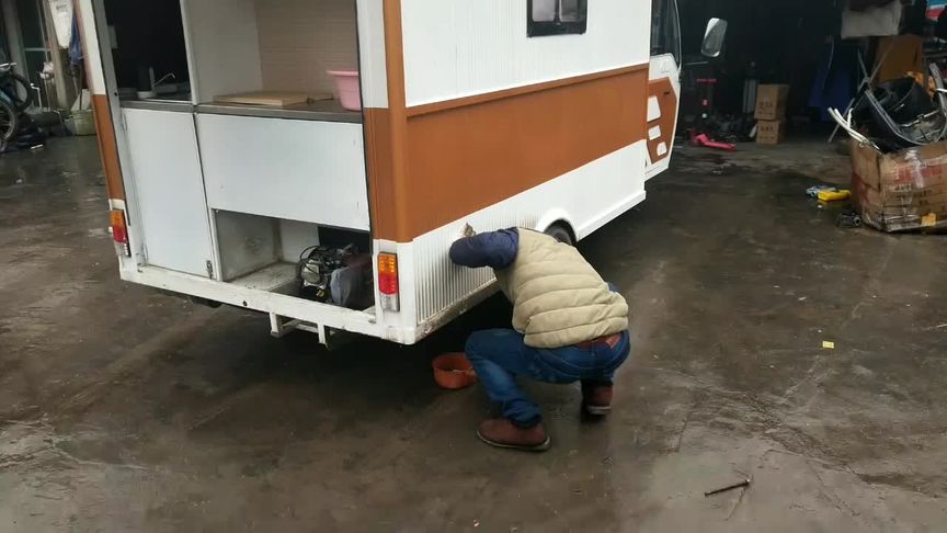 电动房车去旅行 行驶1200公里换机油 维修师傅换机油脸都绿了