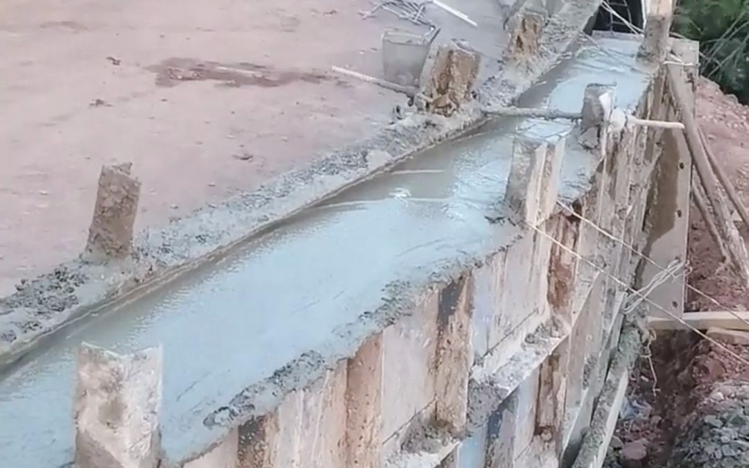 道路防撞墙施工#防撞墙施工 #防撞墙模板 #防撞墙