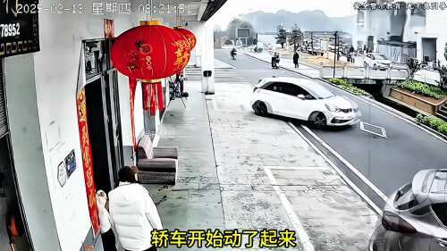 轿车启动前雨刷器动了,随后更是直接冲进河里