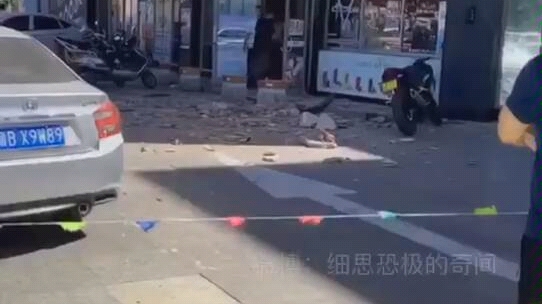 自己怎么倒车的,把楼墙撞了个洞