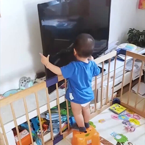 看熊孩子这操作,家里的电视迟早要换新的