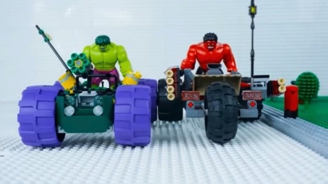 绿巨人过马路等红绿灯,被后面的车辆不停地催促