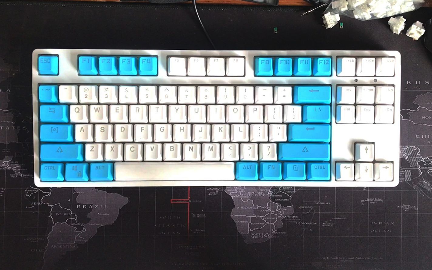 能按出圆珠笔快感的机械键盘,拆开来看看段落、发声的原理。BOX白...