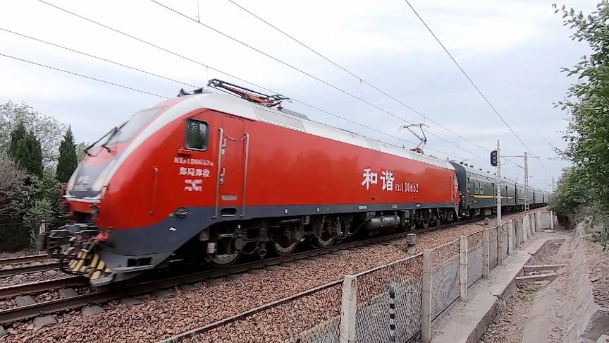 这趟火车很辛苦,由郑州出发开往安阳,到达安阳再次始发跑上海