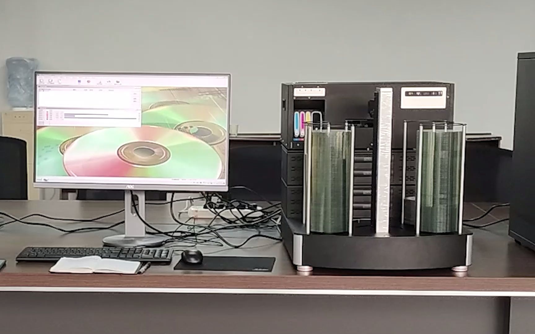 ...刻录机和自动光盘制作系统 批量刻录光盘数据 打印盘面标签 无人值守