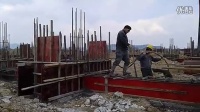 实拍建筑工地振动棒工人振打混凝土(使混凝土成型后不空心,