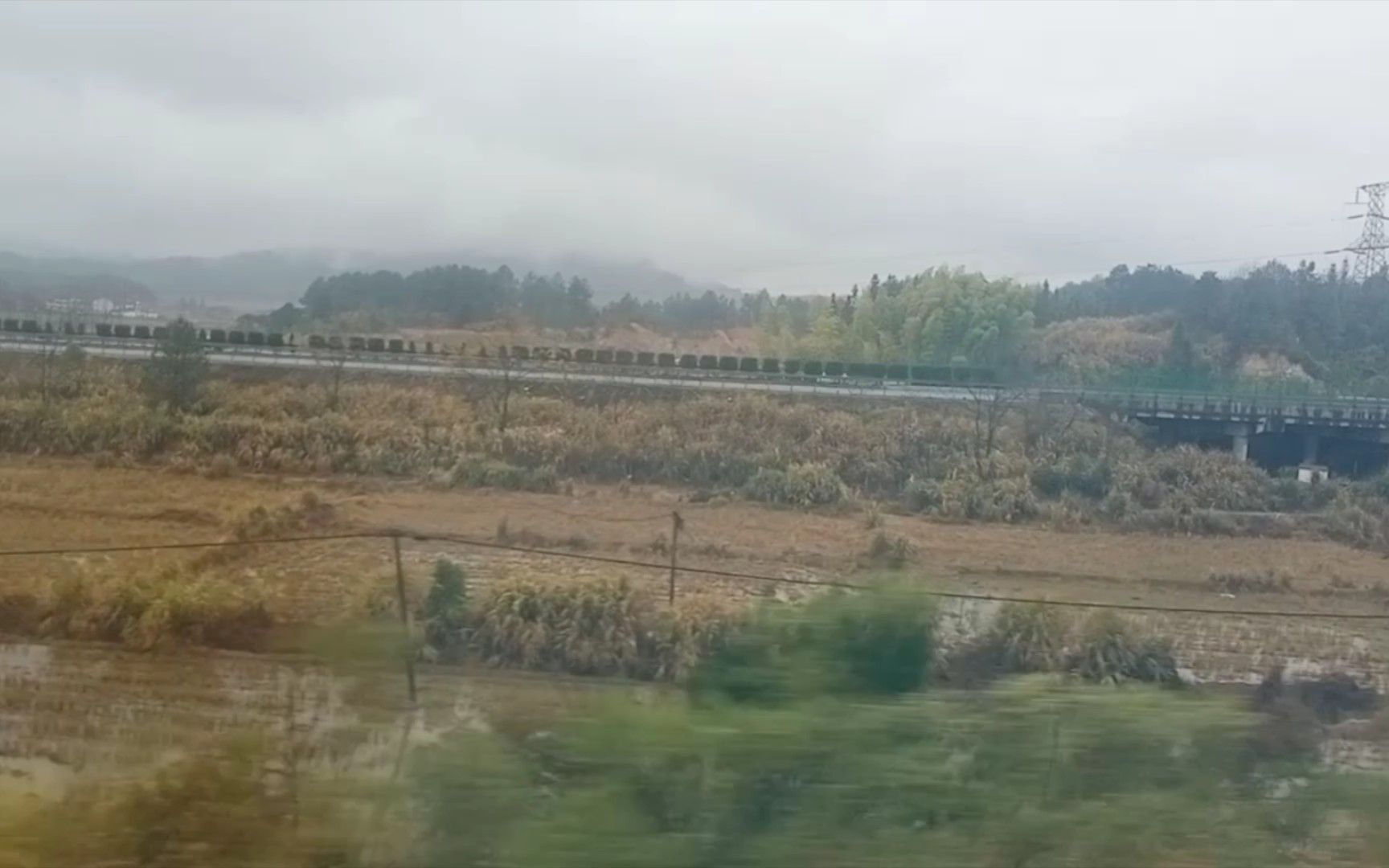 Z392次福州～成都,Z392次风驰电掣行驶在昌福线上,与福银高速上的...
