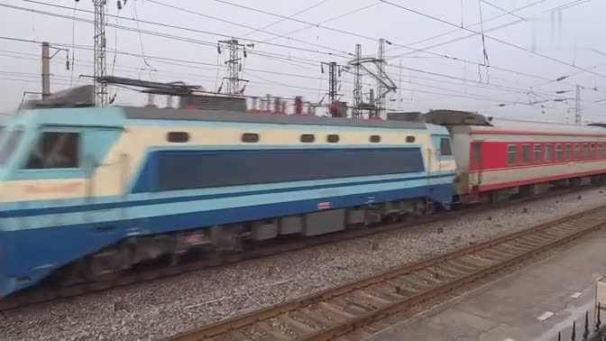 实拍:湛江到郑州K458次列车通过汉阳火车站