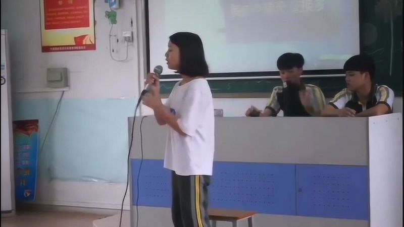 20块钱麦克风唱出KTV的效果,同学们目瞪口呆!不愧为校园十佳歌手