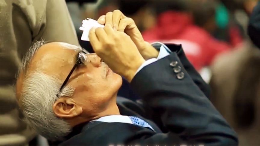 国外研发一种折叠放大镜,造价几元,能放大几千倍!