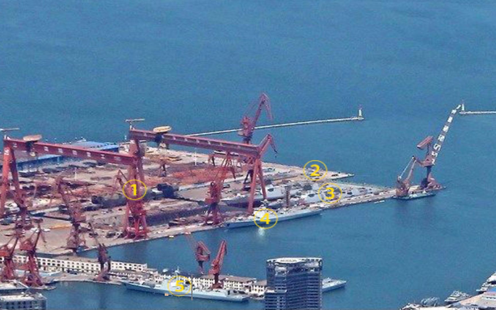 三艘055与两艘052罕见同框 海军战力再次暴走