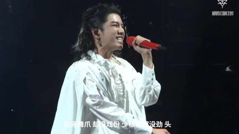 华晨宇演唱会炸裂开唱,高音让粉丝全都坐不住,舞台被荷尔蒙填满