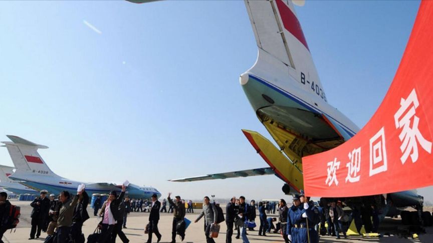 中国军舰紧急撤侨, 上空突现3架战机挑衅, 接下来一幕令国人自豪