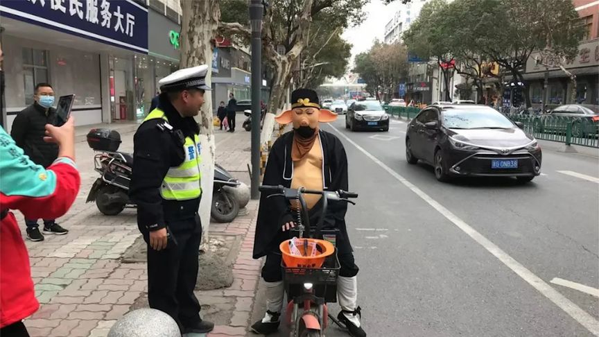 笑喷!“二师兄”骑车没戴头盔被警察抓走了,罚款20元