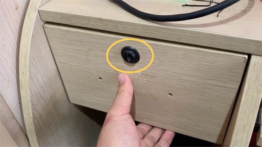 抽屉柜钥匙不见了,想打开别暴力破坏,教你一招巧开抽屉锁