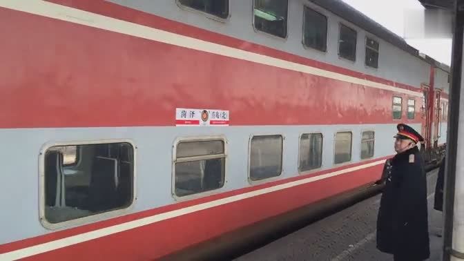 红皮双层火车 菏泽至青岛K5505次列车进临沂站