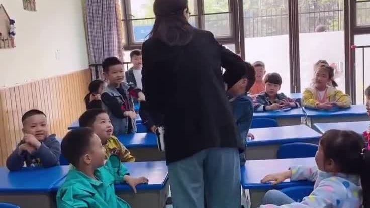 英语课上,老师(ง •̀_•́)ง角色扮演的方式