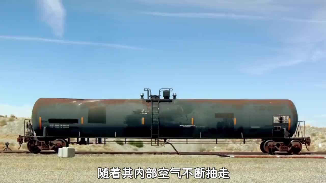 大气压的威力有多大不断抽走油罐车内的空气,破坏力太可怕了
