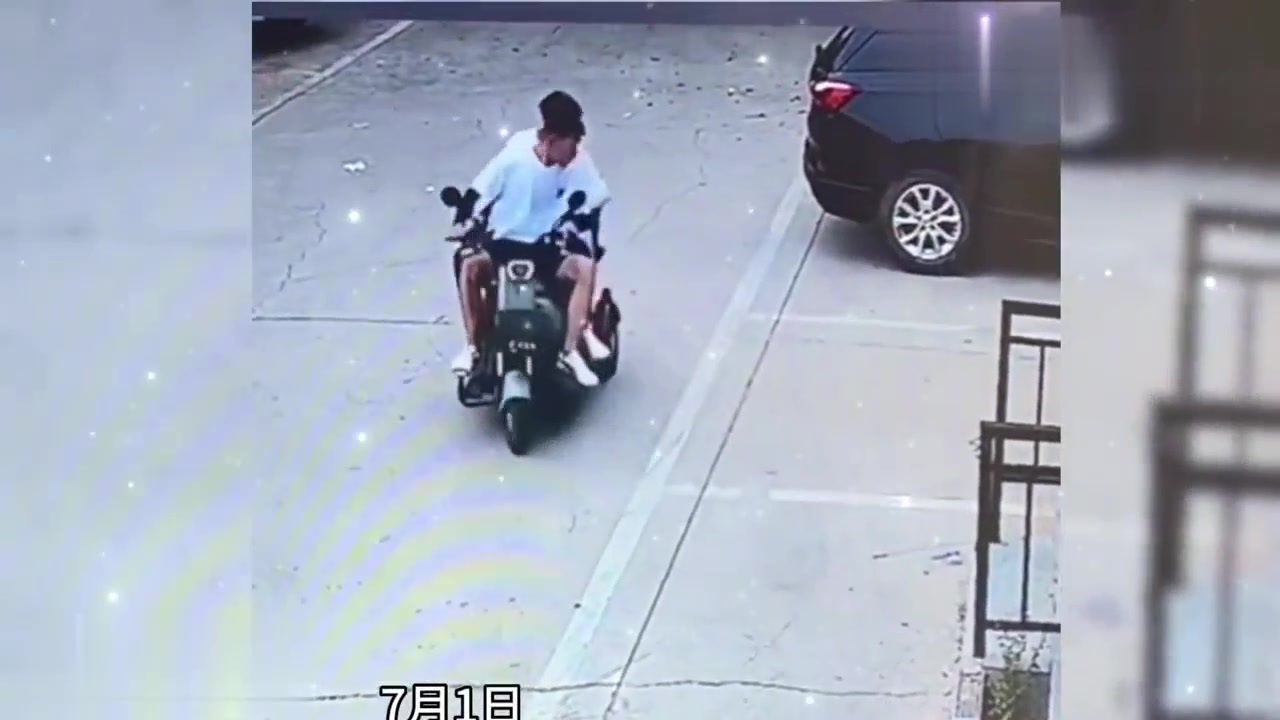 男生骑三轮电动车前轮翘起翻车
