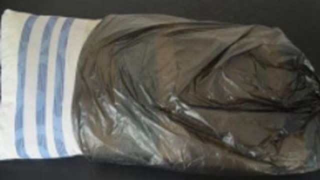 .黄异味大?只需在枕头上套个塑料袋,汗渍黄渍.