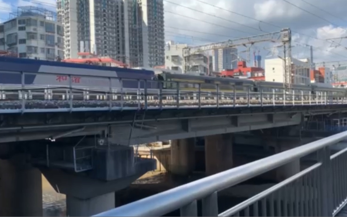 25Z型列车?T8369/T8370进深圳站 HXD1c牵引25Z型列车 最后一节是...