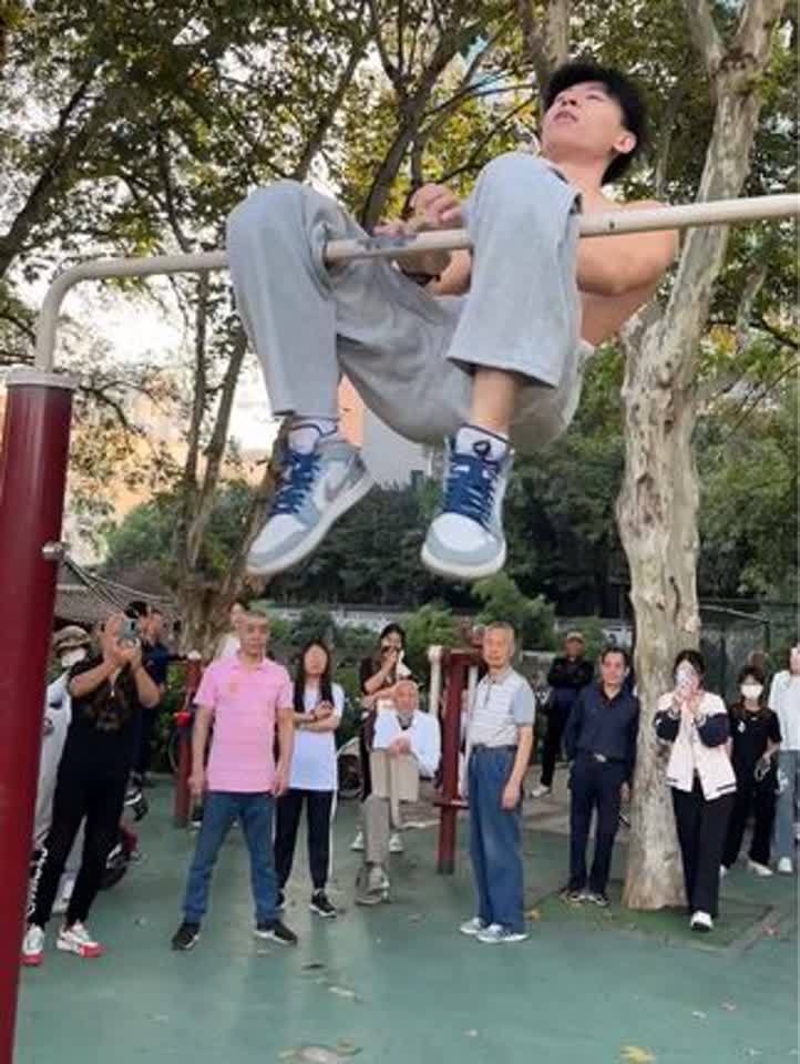 男人一定觉得帅系列花式单杠街头健身腹肌日常训练健身计划