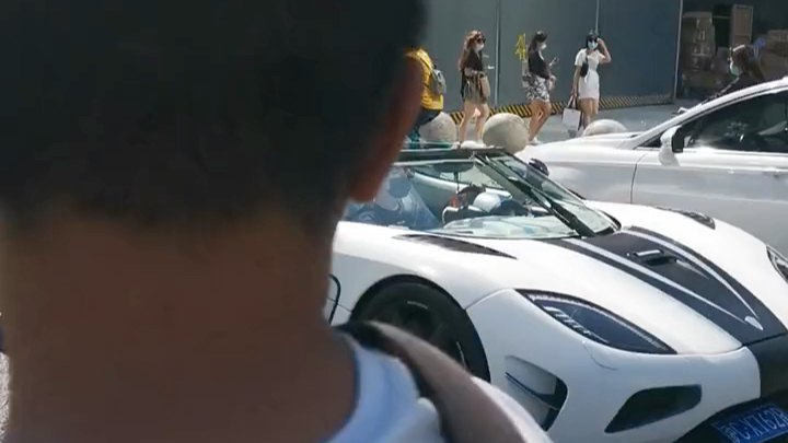 90后高富帅开敞篷版柯尼塞格幽灵跑车带上女朋友轰炸街头,旁边的...