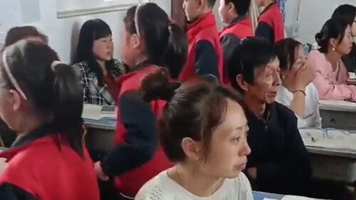 学校举办家长会,让学生在家长面前跳舞