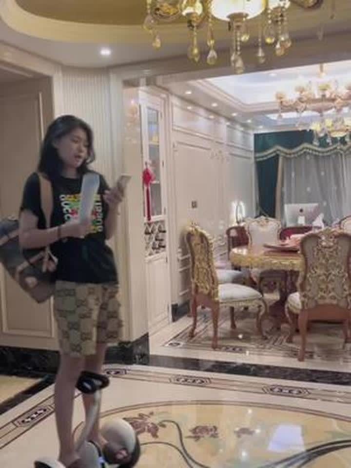 ...打扮好背着包骑着平衡车来来回回的怎么还不走呢.是缺点啥吗?#搞笑