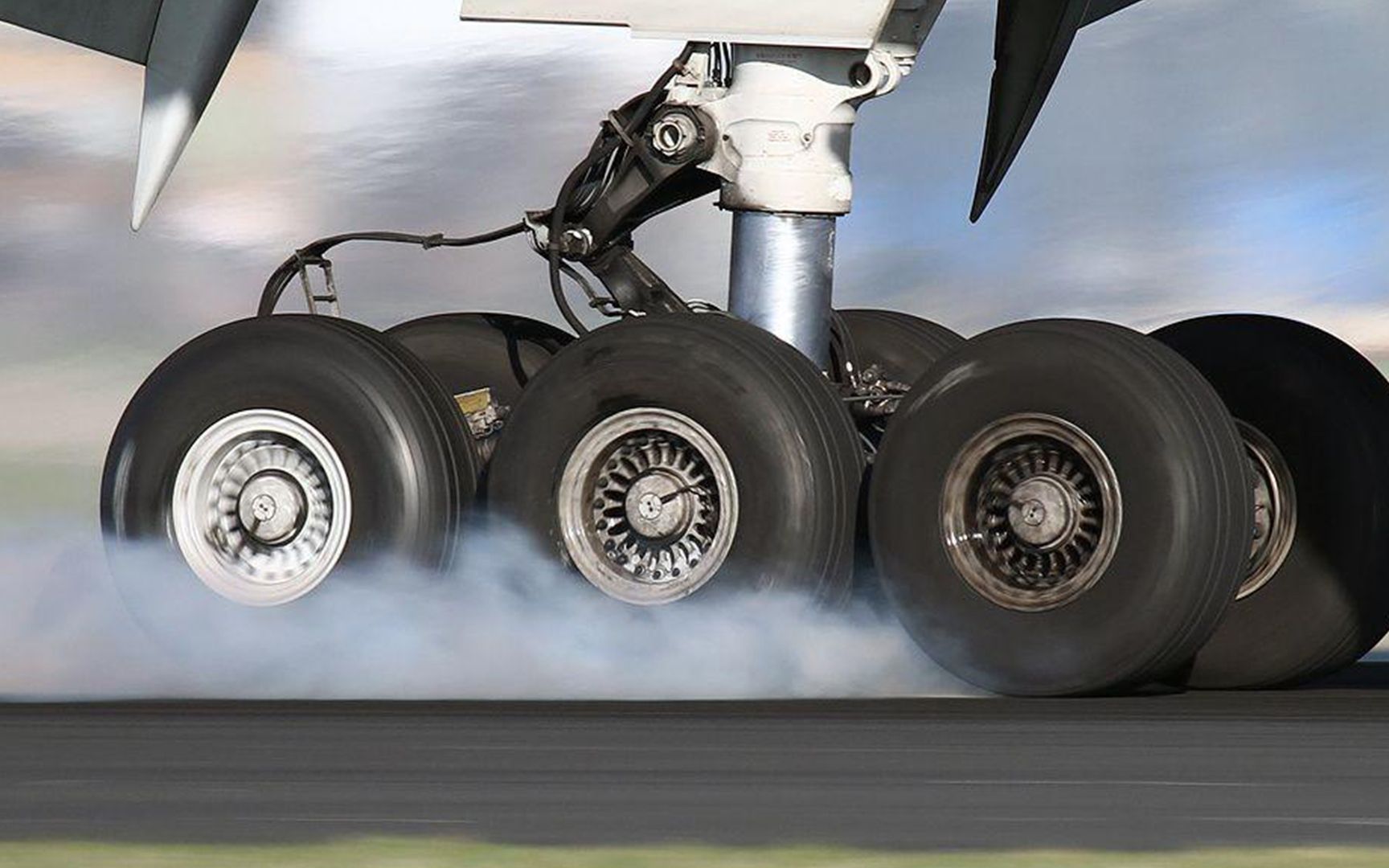 300多吨的飞机高速降落机场时,轮胎都冒烟了,为什么不会爆炸?