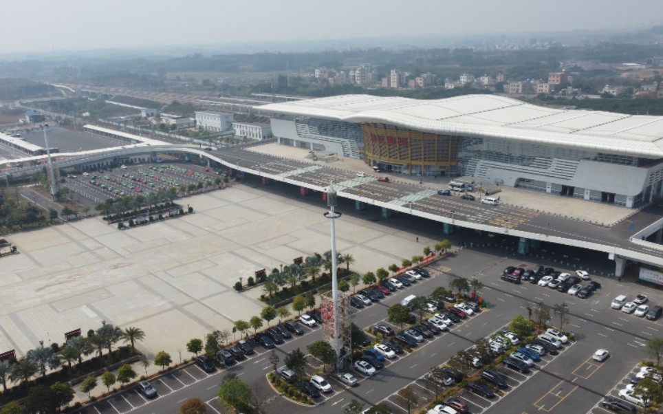 航拍被称为“水鱼号”的湛江西站,票价虽贵,但坐高铁的人却很多