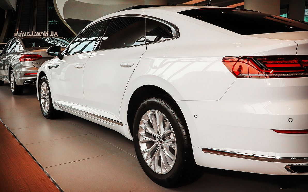 比奥迪奔驰颜值更高!最美轿跑车降3.3万,掀背尾箱,无框车门!