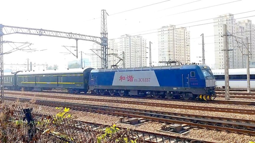 全程3天2夜自东向西横穿中国 K594次列车由杭州开往乌鲁木齐
